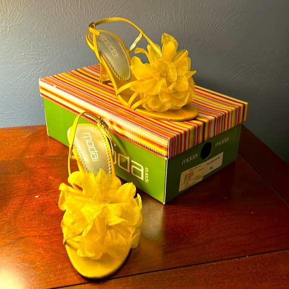 Moda | Shoes | Moda Yellow Flower Heelsso Fun | Poshmark